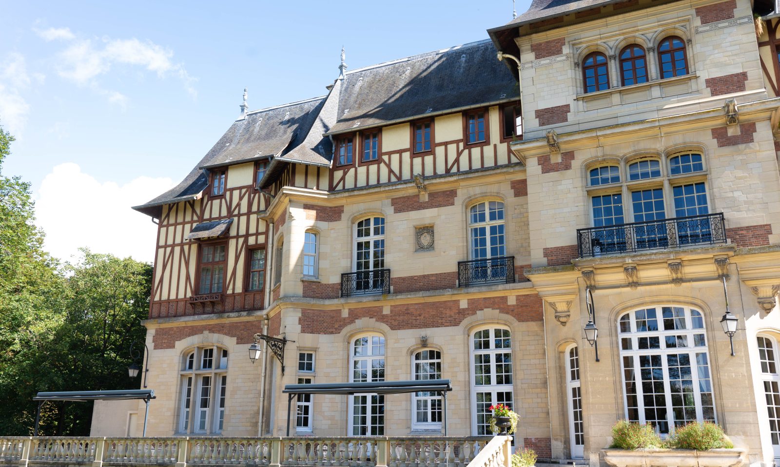 Le Social Bar - Bar du Château Jeanne & The Forest - Restaurant à ...